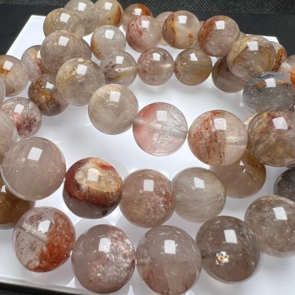 腕周りサイズ16-16.5cmブレスレット2本をお届け致します。ガーデンクォーツとルチルクォーツの共生天然石です。（サゲニティッククォーツ）○調和○仕事運UP○精神の安定○問題解決を助ける○知性と洞察力を高める天然による結晶や割れ目があり場...