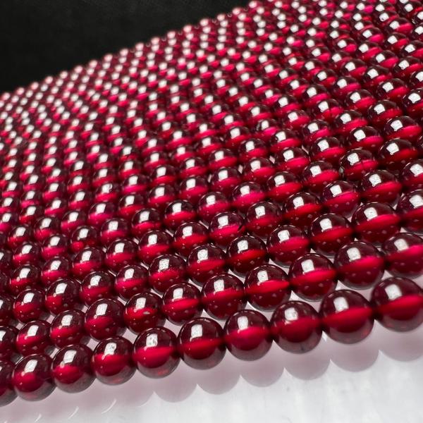 1連38cm　ブレスレッド2本作れます。ロードライトガーネットの主な石言葉は、「不変の愛」「友愛の証」「勝利」「情熱」です。薔薇のような美しい赤紫色が特徴で、結婚のお守りや、強い絆を求める友情の証としても人気がある、1月の誕生石です。 結晶...