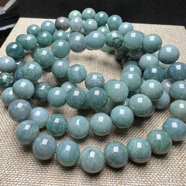 1連約38cm分　腕周りサイズ16cmブレスレット2本お届け翡翠は「成功と繁栄」をもたらす石とされ、現代でも仕事や恋愛など、あらゆる「目標」を成功へ導く手助けになってくれると言われています。天然石のためインクルージョン（内部の気泡や不純物）...