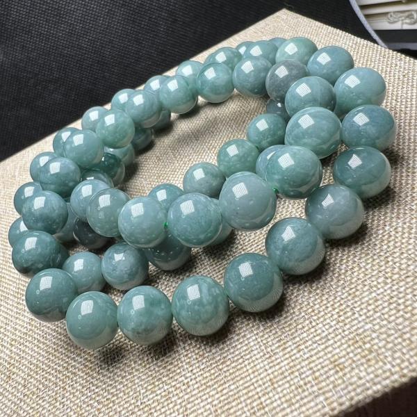 1連約38cm ブレスレット2本分作れます。翡翠は「成功と繁栄」をもたらす石とされ、現代でも仕事や恋愛など、あらゆる「目標」を成功へ導く手助けになってくれると言われています。天然石のためインクルージョン（内部の気泡や不純物）がある場合があり...