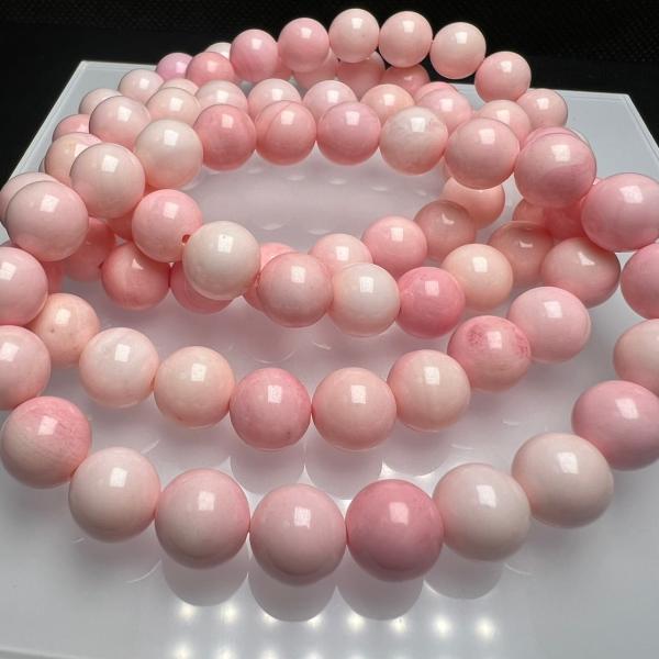 1連分　ブレスレット2本お届けクイーンコンクシェルとは、コンク貝の貝殻のこと。クイーンコンクシェルには、幸福を引き寄せる効果があると言われています。これは海で生まれたパワーストーンのクイーンコンクシェルに、持ち主を守る優れたパワーがあるから...