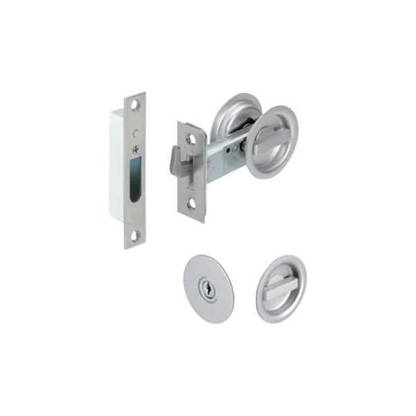 TKS51チューブラ鎌錠 CYT シリンダー/サムターン●掘込み加工が容易なチューブラ鎌錠です。●掘込み径φ21mmの細型です。●誤って鎌を出したまま戸を閉めた場合でも、鎌は枠等に当たると自動的に本体内に収納されます。　枠の損傷や錠の故障に...