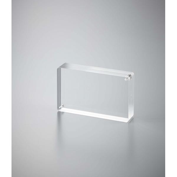 ●クリスタル調の輝きが美しいアクリル製卓上用品です●アクリル２枚合わせ（マグネット式）表示フレーム●名刺がぴったり入るサイズです●耐熱温度80℃●材質：アクリル●サイズ：約55×91×20mm　●高温な場所は避けてください