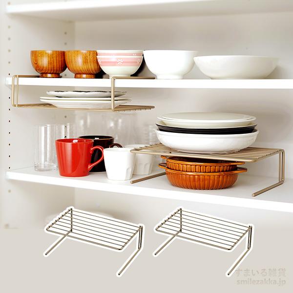 スペースが二倍使えるプレートラック(日本製) 食器棚にフィットするシャンペンゴールドカラー 食器棚に吊るしてスペース確保！食器棚が余っていれば二倍有効活用できます！普通に棚に置いて使う事もできます。スペースを有効利用できるワイドタイプです。...
