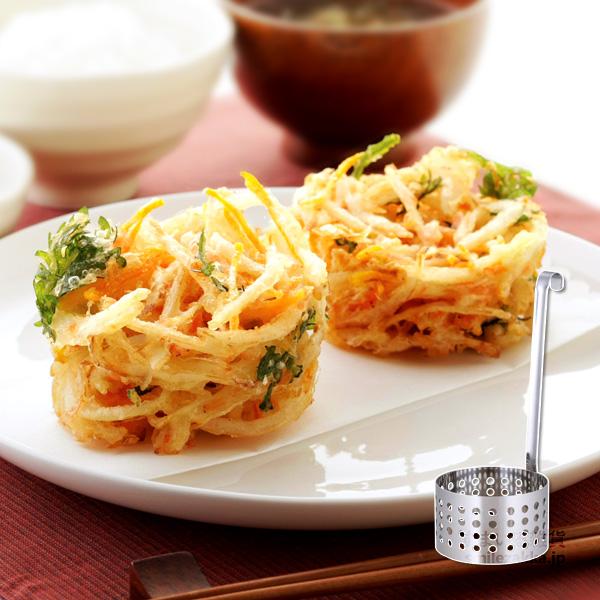 まるで天ぷら屋さんのような厚みの、カタチの整ったかき揚げが簡単に作ることができます。リングを使うだけで、かき揚げの厚みと形がこんなに違います！ぐるりとあけたパンチング穴から油が入り込みサクサクに揚げることができます。かき揚げ単体としては勿論...