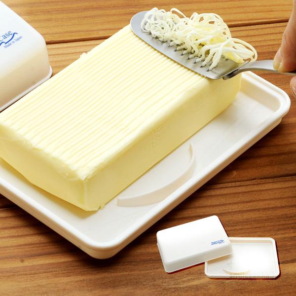 【発売日：2016年07月01日】「とろける！バターナイフ」(別売)のためのバターケースです。通常のバターケースは深底のため削る際にナイフがケースがあたり、最後まで綺麗に削ることができませんでした。「削りやすい！バターケース」は縁が低いトレ...
