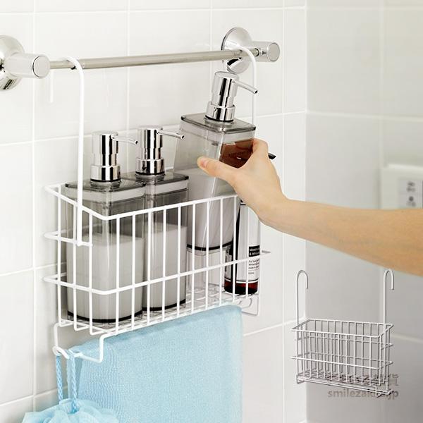 【発売日：2023年07月25日】浴室内のタオルバーに引っ掛けて収納スペースを増やせるバスラックです。シャンプーやボディソープなどのボトルが横に3本(450mLボトルの場合)入り、もう少し収納を増やしたい時にちょうど良いコンパクトサイズ。タ...