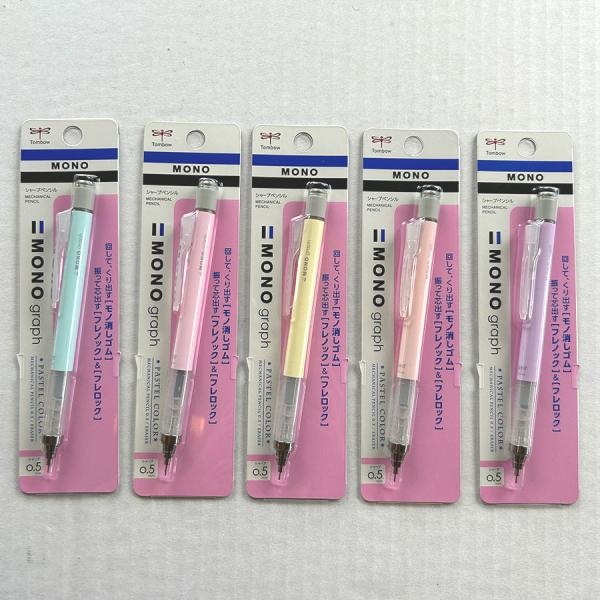 ●本体色は、特に女性に人気のかわいいパステルカラーです。●手元の視界が広い製図仕様のペン先です。●繰り出し式モノ消しゴム付きです。●振って芯を出すフレノック機構搭載となります。●クリップノック機構も搭載しています。【仕様】●機構：フレノック...