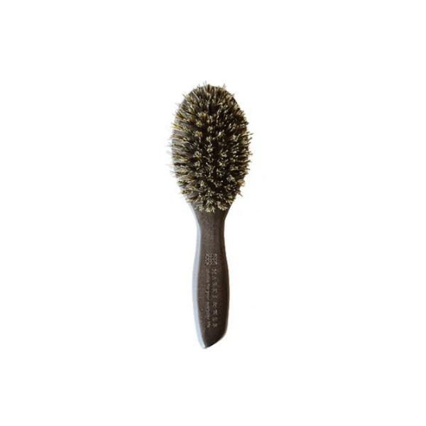 メーカー マークスアンドウェブ商品名 ウッド ヘアブラシダークグレー S規格 S商品説明 なめらかな手触りのブナ材に、天然素材の豚毛を植え込みました。傷みやすいキューティクルにやさしく、髪をつややかに整えます。天然ゴムを使用せず、木材に直接...