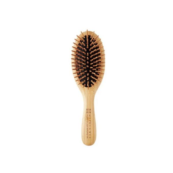 メーカー マークスアンドウェブ商品名 ウッド ヘアブラシライトブラウン L規格 L商品説明 静電気を起こしにくく、キューティクルにやさしいヘアブラシです。成長のスピードが速く、循環型資材としても注目されている竹(孟宗竹)でつくりました。すべ...