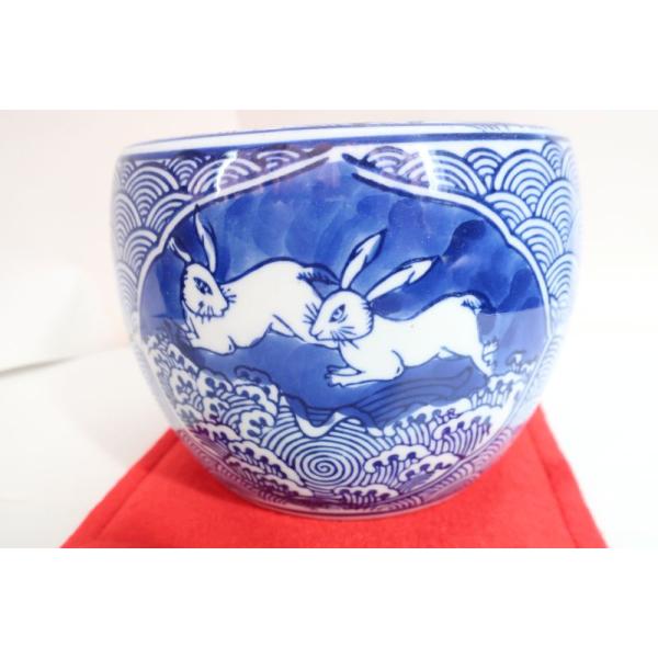 上質　中国産　手火鉢　青　うさぎ　高さ10cm当店オリジナルの手火鉢なので、他では買えません。ホワイトベースにブルー系のうさぎ柄です。落ち着いた和風インテリアです。※毛氈は付属品でないです。