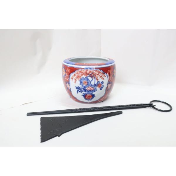 手火鉢【赤青花柄火鉢】H10cm×W14cm、南部鉄火箸、灰ならしの3点セット火鉢のセットです