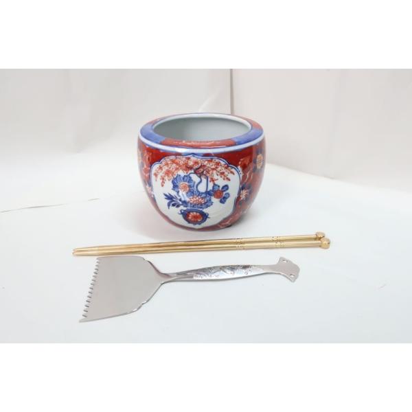 手火鉢セット、赤青花柄火鉢H10cmxW14cm、真鍮火箸、ステン灰ならし、小さいながら信楽焼きらしい飽きの来ないものです。