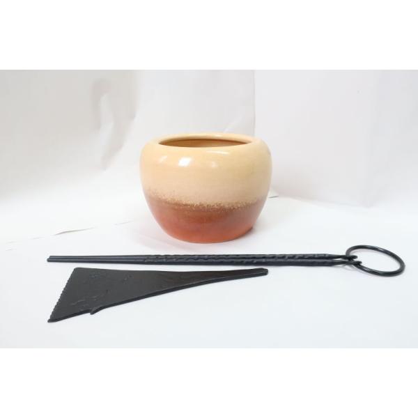 ミニ火鉢　黄x茶火鉢H10xW14cm、南部鉄火箸、南部鉄灰ならしの3点セットかわいい手あぶり火鉢です。