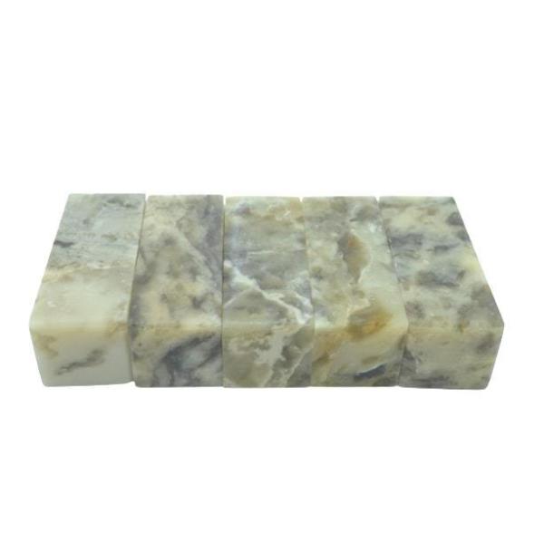 サイズ：約2ｃｍ×2ｃｍ×5ｃｍ数量  1個   状態   新品（同等品ランダム発送です。）●伊犁彩凍石（いりさいとうせき）の特徴伊犁彩凍石の特徴は、白黒が交じり合った文様が特徴の印材で粒子も安定しているため彫りやすく、扱いやすい印材です。...