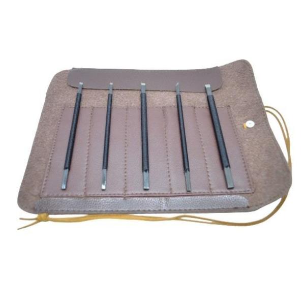 切れ味のいい篆刻刀5種類に、安全に保管できる牛皮ケースのセットでございます。　オススメのセット！サイズ：ケースサイズ：外寸（横28.2ｃｍ　高さ20ｃｍ）状態：新品切れ味保障の篆刻刀5種類