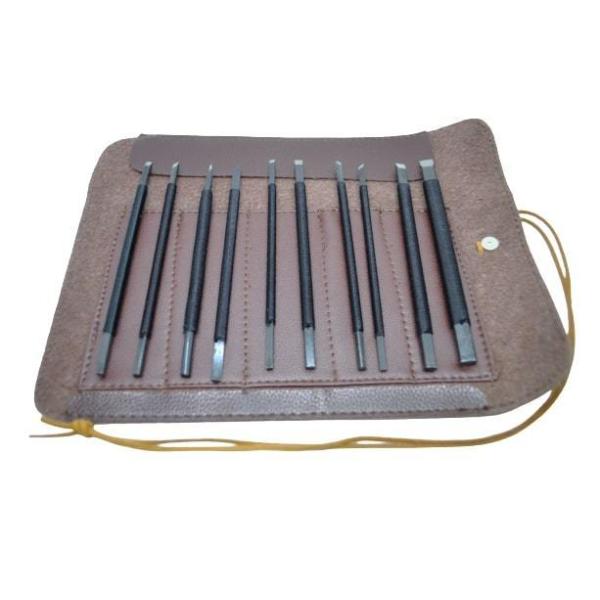 篆刻刀１０本に本格牛革ケースのセットです。 切れ味保障の篆刻刀がセットです。●篆刻は各種揃っておりますので、これ一つあれば大変便利です●牛革ケースも付いておりますので、安全にケースに収納できます。ケースサイズ：外寸（横28.2ｃｍ　高さ20...