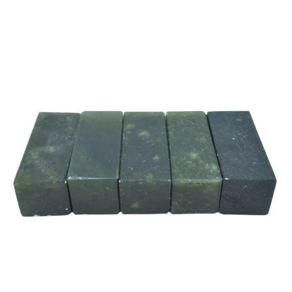 サイズ  約2ｃｍ×2ｃｍ×4ｃｍ   数量  1個   状態   新品（同等品ランダム発送です。）●丹東黒緑石の特徴丹東黒緑石の特徴はその色彩になります。粒子が粗いにもかかわらず素直な彫り味があり、カケ味はあまりございません。印材に硬度の...