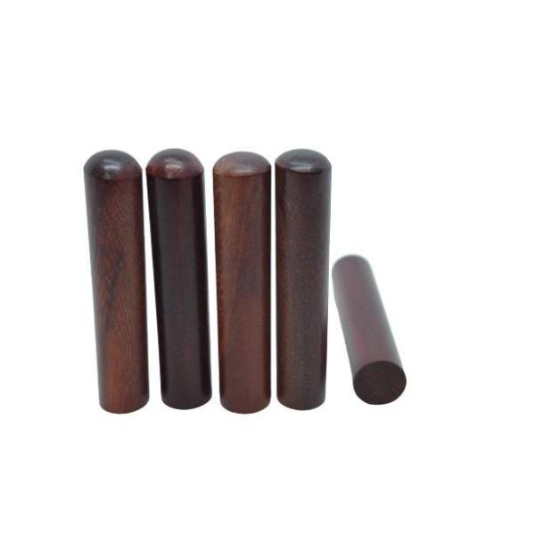 約サイズ：直径12ｍｍ　高6ｃｍ  数量：1個   状態：新品（同等品の発送） 紅檀は銘木となる木材です、耐久性、密度も高く高級木材とされております。また艶上がりもよく印材としても大変珍重されております。※こちらの印材をベースに印鑑製作は当...