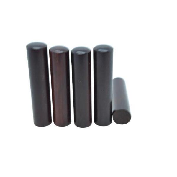 約サイズ：直径13.5ｍｍ　高6ｃｍ  数量：1個   状態：新品（同等品の発送)  紅檀は銘木となる木材です、耐久性、密度も高く高級木材とされております。また艶上がりもよく印材としても大変珍重されております。※こちらの印材をベースに印鑑製...