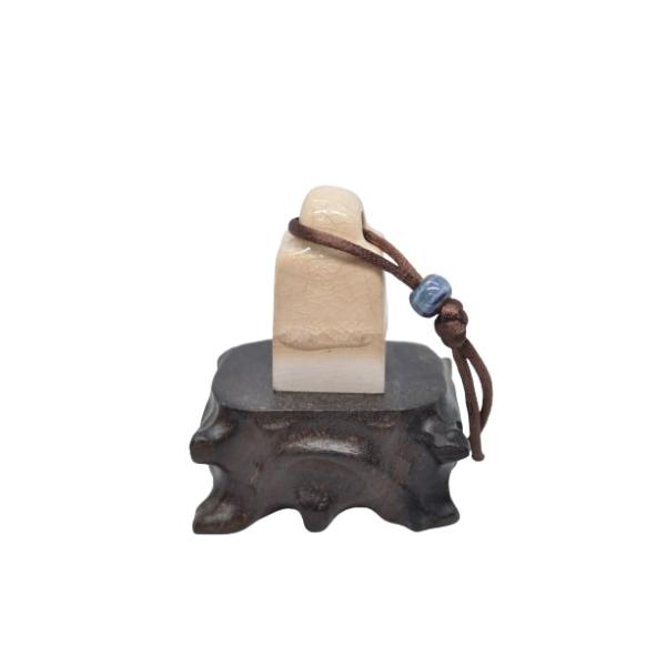 約サイズ：2.3ｃｍ角　高さ4ｃｍ状態：新品　数量：1個材質：陶器陶器材質の篆刻印材です、生焼きですので、篆刻刀で彫ることが可能ですが、相手が土ですので刃の消耗が激しいですので、石材用とは分けて陶器印用の篆刻刀をご用意ください。