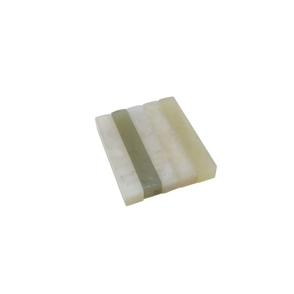 サイズ  約0.8ｃｍ×0.8ｃｍ×5ｃｍ   数量  1個   状態   新品（同等品ランダム発送です。）●丹東石の特徴丹東石の特徴は透明感のある透き通るような地肌です、また比較的粒度が均一で、純度も蜜な傾向にあります。その分彫り味も良く...