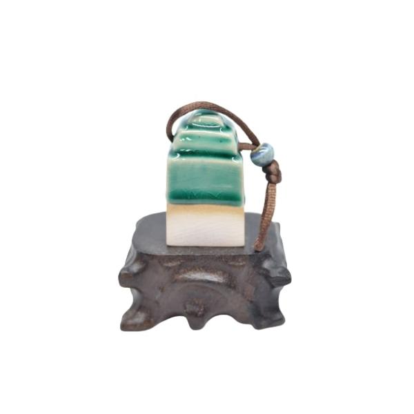 約サイズ：2.5ｃｍ角　高さ4.5ｃｍ状態：新品　数量：1個材質：陶器陶器材質の篆刻印材です、生焼きですので、篆刻刀で彫ることが可能ですが、相手が土ですので刃の消耗が激しいですので、石材用とは分けて陶器印用の篆刻刀をご用意ください。