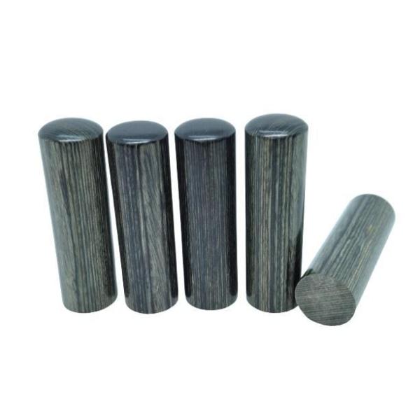 約サイズ：直径18ｍｍ　高6ｃｍ数量：1個   状態：新品（同等品の発送） 印鑑用素材の黒彩華材になります、耐久性の高さと層になった見た目から人気印鑑材となりました。篆刻、印鑑、絵文字、などご利用いただけます。 ※こちらの印材をベースに印鑑...