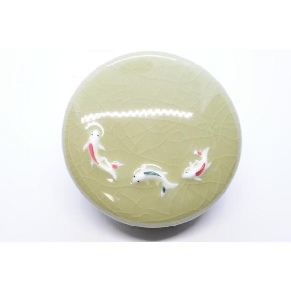 サイズ  高さ4.5ｃｎ　直径11ｃｍ　内径9ｃｍ   数量  1 個（箱無し）   状態   新品    印合とは印泥を保存する容器です表フタに優雅に泳ぐ鯉が描かれております。 印泥の保存に最も適した陶器製です。油が滲まず長期間保管するこ...