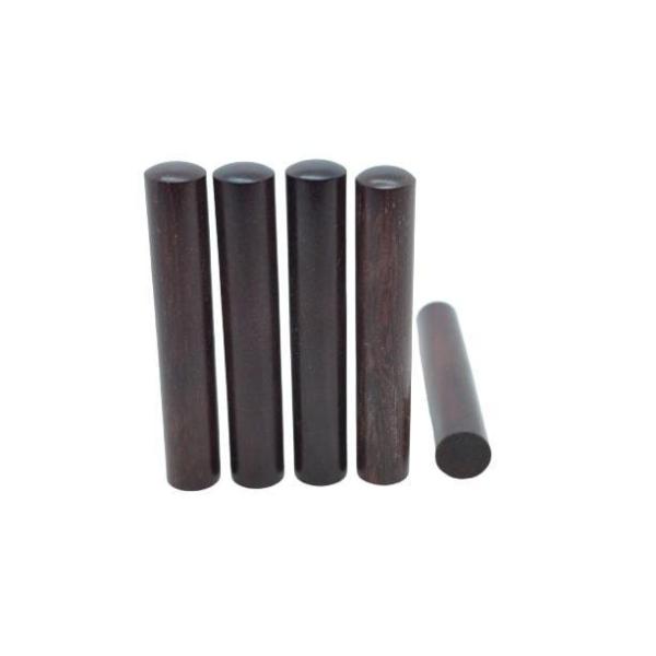 約サイズ：直径10.5ｍｍ　高6ｃｍ  数量：1個   状態：新品（同等品の発送）  紅檀は銘木となる木材です、耐久性、密度も高く高級木材とされております。また艶上がりもよく印材としても大変珍重されております。※こちらの印材をベースに印鑑製...