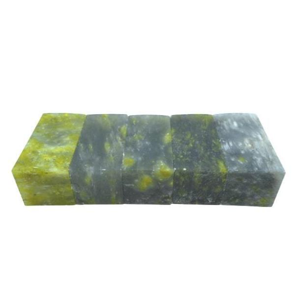 サイズ  2.5ｃｍ×2.5ｃｍ×約5ｃｍ〜7ｃｍ   数量  1個   状態   新品（同等品ランダム発送です。）●菜花凍石の特徴菜花凍石の特徴は、菜花という名前からも、まるで印材に菜の花が咲いているかのような文様が特徴です。しかし石質は...