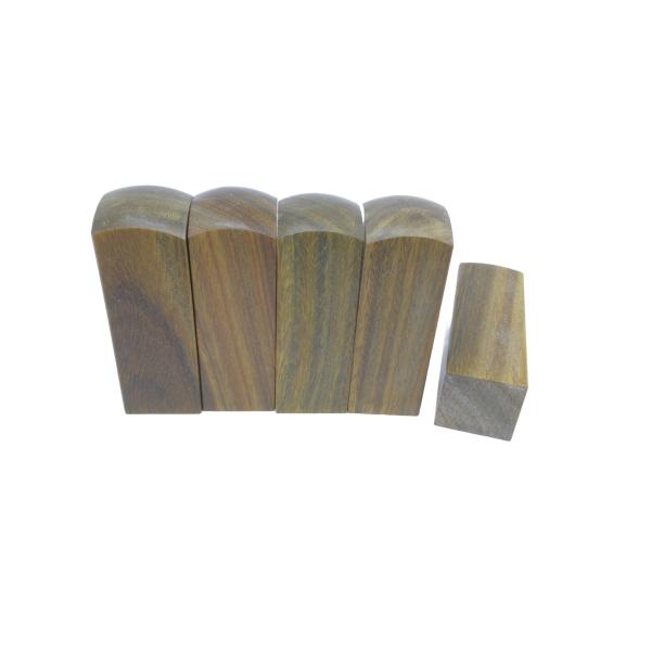 約サイズ：20ｍｍ角　高6ｃｍ  数量 ：1個   状態：新品（同等品の発送）   緑檀は銘木となる木材です、耐久性、密度も高く高級木材とされております。部位によっては、緑がかった所があり面白い印象がございます。※こちらの印材をベースに印鑑...