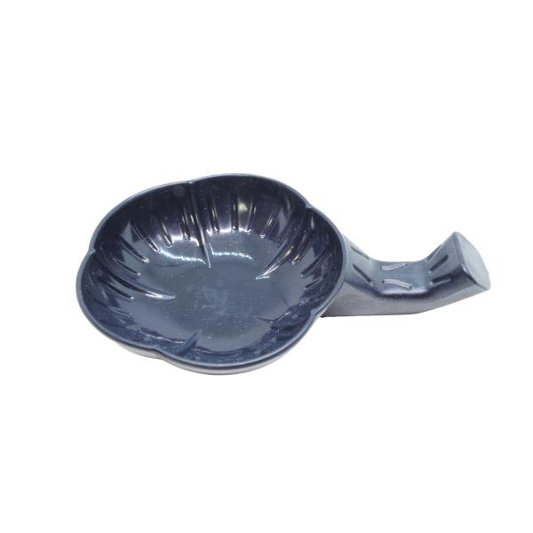 多機能水皿です、プラスティック製、落としても割れませんので安心です。また筆置き、筆先を揃えるＶ溝もあり便利です。サイズ：横6.5ｃｍ　縦6.5ｃｍ　深さ2ｃｍ数量：1状態：新品