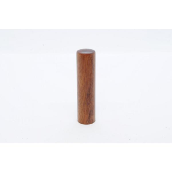 篆刻印材用の丸型木材になります。艶のある木材で硬度もありますので、身切れがいいです。ある程度は磨いてありますが、さらに磨き上げることで美しくなります。 木印製作にどうぞ。艶を出すワックスは当社が販売しております。木材用ワックスもご利用いただ...