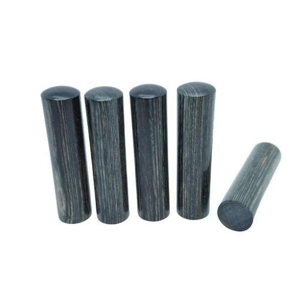 約サイズ：直径15ｍｍ　高6ｃｍ数量：1個   状態：新品（同等品の発送） 印鑑用素材の黒彩華材になります、耐久性の高さと層になった見た目から人気印鑑材となりました。篆刻、印鑑、絵文字、などご利用いただけます。※こちらの印材をベースに印鑑製...