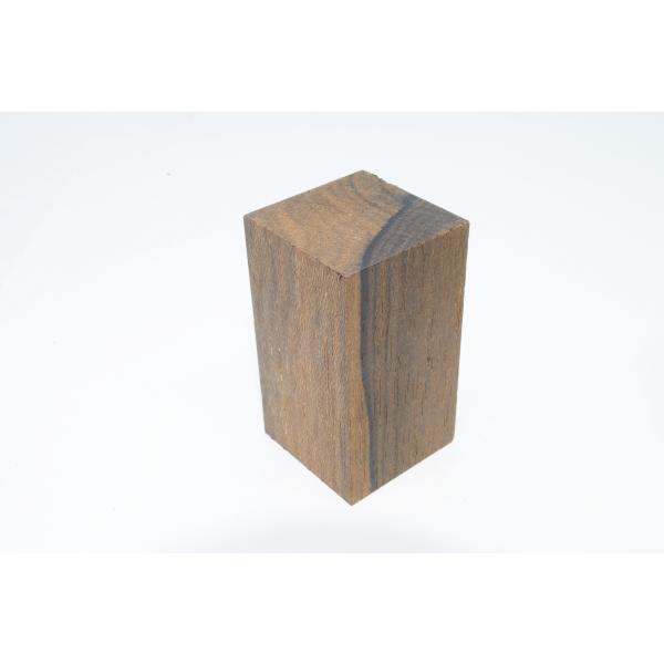 ジリコテ（シャム柿）約サイズ：3ｃｍ×3ｃｍ×厚5.5ｃｍ数量：1個状態：新品発送：画像の現品をお届けいたします。製造：日本製　素材：ジリコテ（シャム柿）比重：0.88（※1以上で水に沈みます。）材質の特徴柿とありますが、いわゆる黒柿とは別...