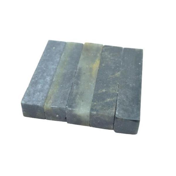 サイズ  約1ｃｍ×1ｃｍ×5ｃｍ   数量  1個   状態   新品（同等品ランダム発送です。）●青田黒点石の特徴青田黒点石は近年新しい印材で、いつまで流通するかは不明ですが、色彩は黒凍ベースの中に文様が入っておりますが不特定な柄で茶系...