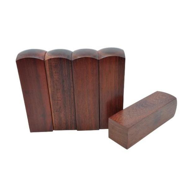 サイズ  約20ｍｍ　高7ｃｍ  数量  1個   状態   新品（同等品の発送）   紅檀は銘木となる木材です、耐久性、密度も高く高級木材とされております。また艶上がりもよく印材としても大変珍重されております。※こちらの印材をベースに印鑑...