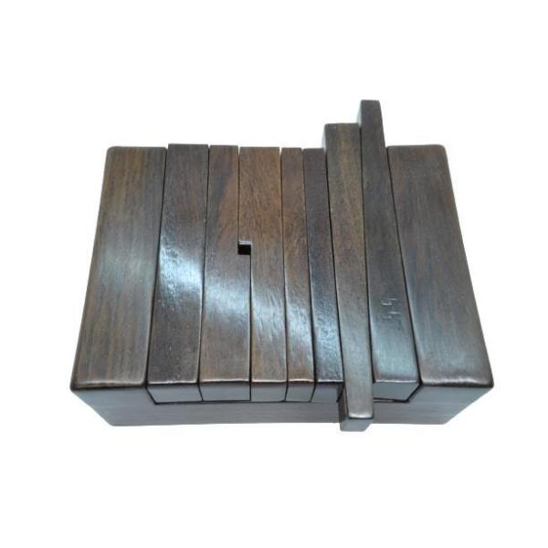 サイズ  約13cm×10cｍ×5cｍ   数量  1個   状態   新品（入荷の際の小アタリ/キズがある場合がございますが予めご了承ください）   クサビ式の篆刻用印床高級材黒檀製になります、耐久性が群を抜くケヤキに次いで良い素材です。...