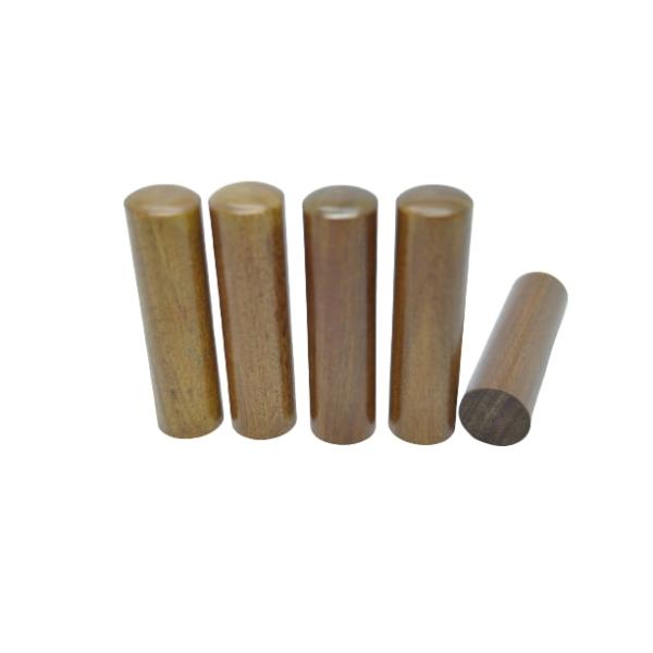 約サイズ：直径16ｍｍ　高6ｃｍ  数量 ：1個   状態：新品（同等品の発送） 緑檀は銘木となる木材です、耐久性、密度も高く高級木材とされております。部位によっては、緑がかった所があり面白い印象がございます。※こちらの印材をベースに印鑑製...