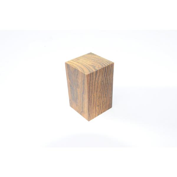 ボコーテ約サイズ：3ｃｍ×3ｃｍ×厚5ｃｍ数量：1個状態：新品発送：画像の現品をお届けいたします。製造：日本製　素材：ボコーテ比重：0.6〜1.00（※1以上で水に沈みます。）材質の特徴文様が虎柄に見える事もあり、大変美しい材木です、そこそ...