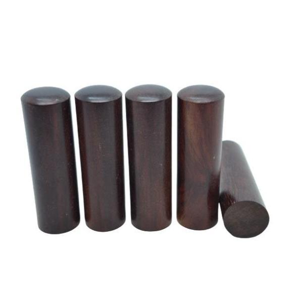 約サイズ：直径18ｍｍ　高6ｃｍ  数量：1個   状態：新品（同等品の発送）   紅檀は銘木となる木材です、耐久性、密度も高く高級木材とされております。また艶上がりもよく印材としても大変珍重されております。※こちらの印材をベースに印鑑製作...