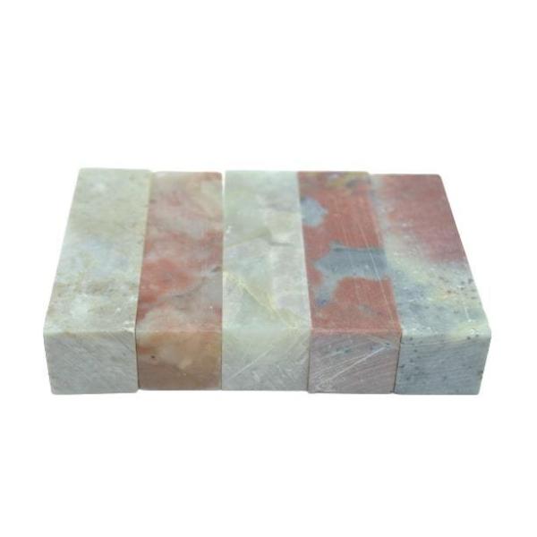 サイズ  1.5ｃｍ×1.5ｃｍ　高5ｃｍ  数量  1個  状態   新品（同等品ランダム発送です。）●老過石の特徴老過石の特徴は、研磨後に非常に美しい艶が出る事です。純度が高いので、彫りやすく色彩もバリエーションが多いです。※※印材はす...