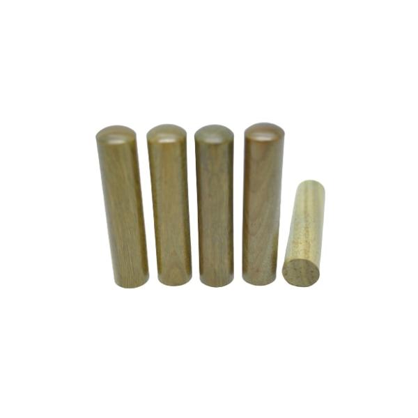 約サイズ：直径12ｍｍ　高6ｃｍ  数量 ：1個   状態：新品（同等品の発送）   緑檀は銘木となる木材です、耐久性、密度も高く高級木材とされております。部位によっては、緑がかった所があり面白い印象がございます。※こちらの印材をベースに印...