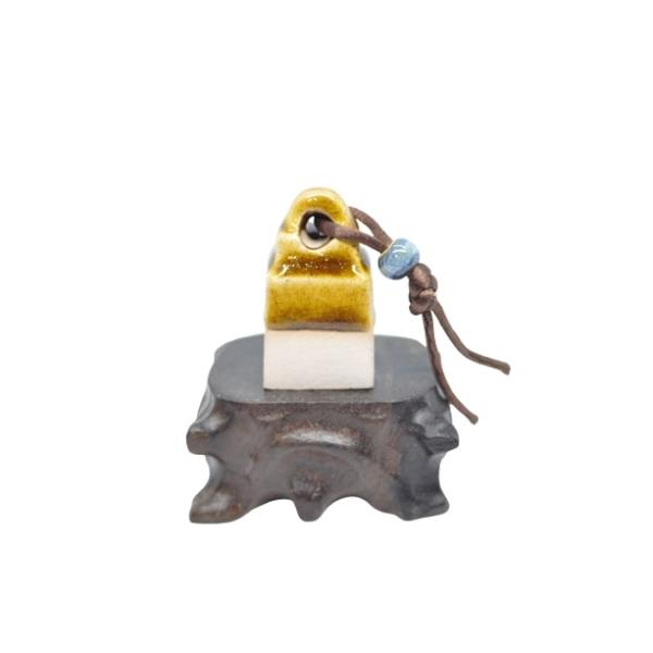 約サイズ：2.3ｃｍ角　高さ4ｃｍ状態：新品　数量：1個材質：陶器陶器材質の篆刻印材です、生焼きですので、篆刻刀で彫ることが可能ですが、相手が土ですので刃の消耗が激しいですので、石材用とは分けて陶器印用の篆刻刀をご用意ください。