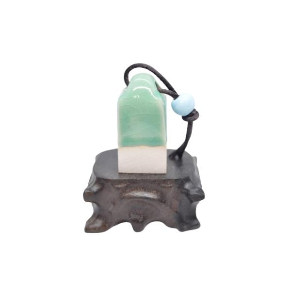 約サイズ：2.3ｃｍ角　高さ4.6ｃｍ状態：新品　数量：1個材質：陶器陶器材質の篆刻印材です、生焼きですので、篆刻刀で彫ることが可能ですが、相手が土ですので刃の消耗が激しいですので、石材用とは分けて陶器印用の篆刻刀をご用意ください。