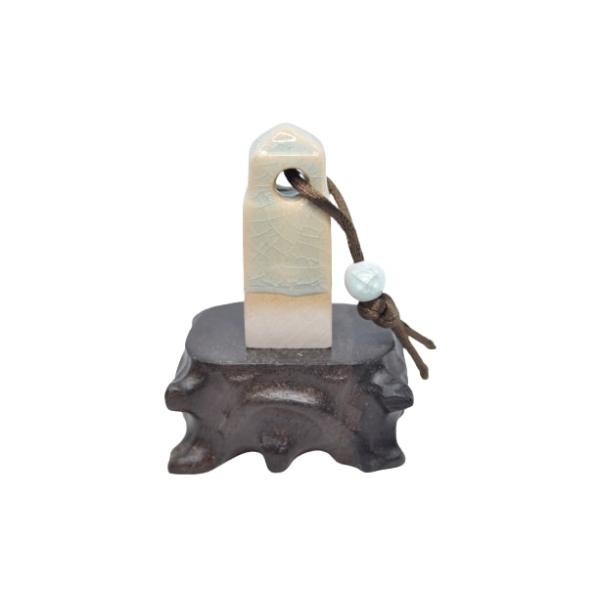 約サイズ：2ｃｍ角　高さ5ｃｍ状態：新品　数量：1個材質：陶器陶器材質の篆刻印材です、生焼きですので、篆刻刀で彫ることが可能ですが、相手が土ですので刃の消耗が激しいですので、石材用とは分けて陶器印用の篆刻刀をご用意ください。