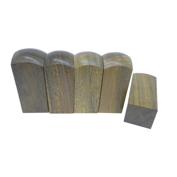 約サイズ：25ｍｍ角　高6ｃｍ  数量 ：1個   状態：新品（同等品の発送）   緑檀は銘木となる木材です、耐久性、密度も高く高級木材とされております。部位によっては、緑がかった所があり面白い印象がございます。※こちらの印材をベースに印鑑...