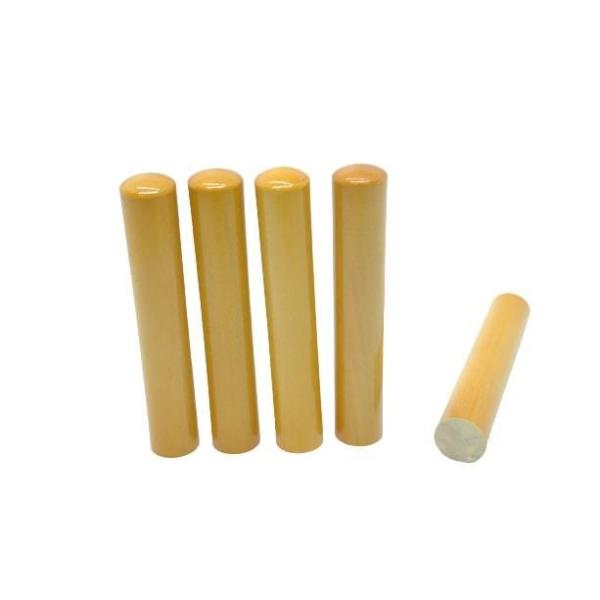 約サイズ：直径10.5ｍｍ　高6ｃｍ数量：1個   状態：新品（同等品の発送） 印鑑用素材の柘植材になります、つげは成長が大変遅く年輪が密で硬度もあり古くから印鑑に最適とされてきました。篆刻、印鑑、絵文字、などご利用いただけます。※こちらの...