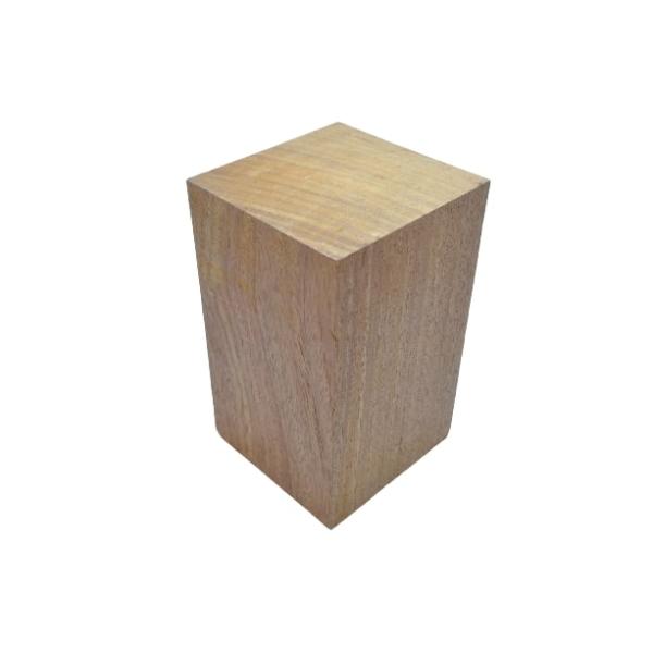 サイズ  約7.2*7.4ｃｍ角　高12.4ｃｍ数量  1個   状態   新品（同等品の発送）  花梨材の角印です、また表面に微傷、微凹みございます。サンディングしてからご使用ください。※割れ止めの為、両面の印面へボンドを塗布しております。